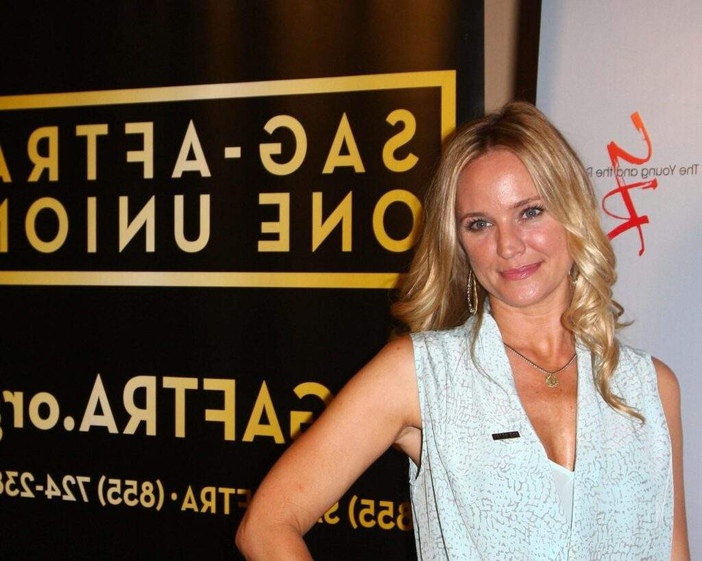 Sharon Case sort-elle avec son co-star Mark Grossman ? Sa vie amoureuse ...